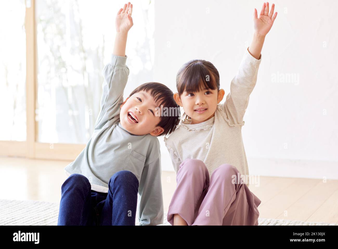 Kids raising hands answer hi-res stock photography and images - Alamy