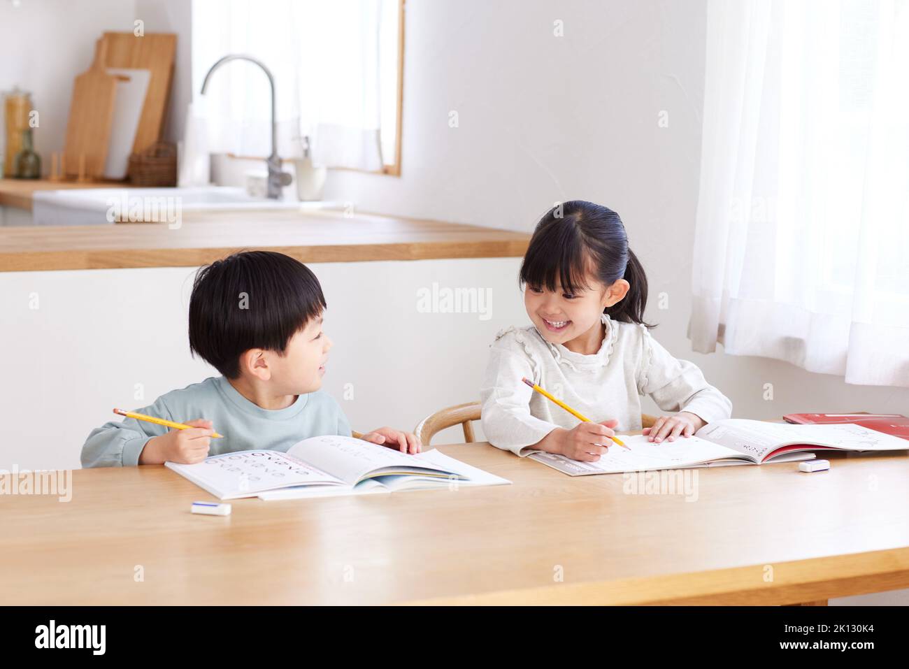 Japanese kids studying Stock Photo - Alamy