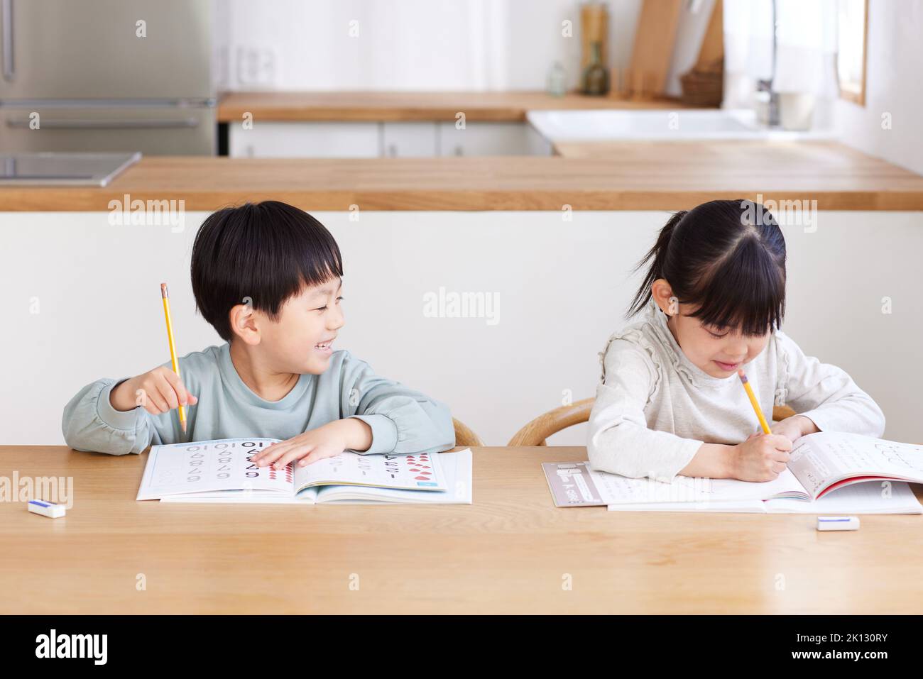 Japanese kids studying Stock Photo - Alamy