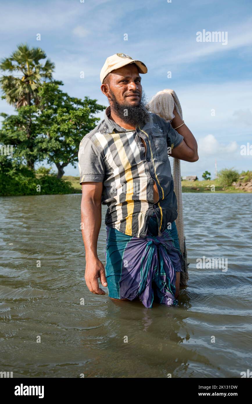 Sri Lanka, Ampara District, Pottuvil, pêcheur, Fischer, fisherman ...