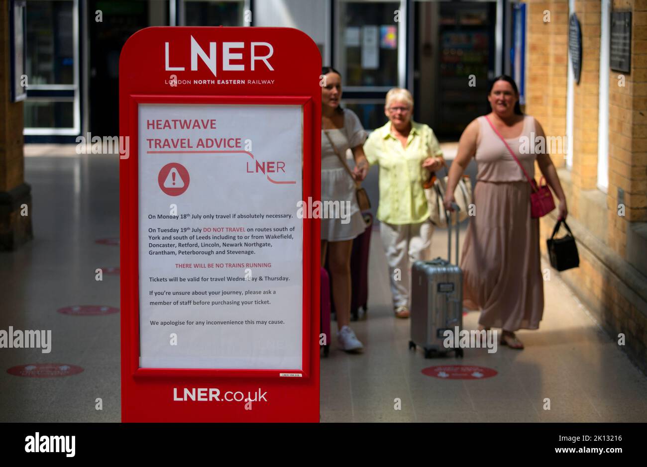 Heatwave travel advive from LNER at York Train station as people in the ...