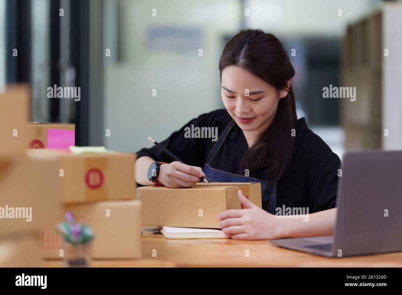 Small Business retail market and online sell marketing delivery, SME e ...