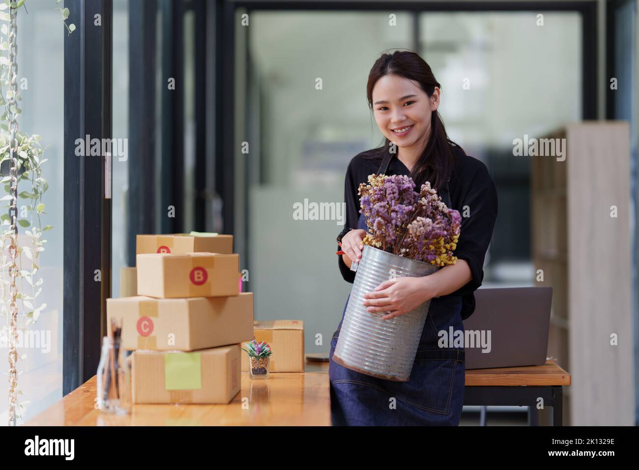 Small Business retail market and online sell marketing delivery, SME e ...