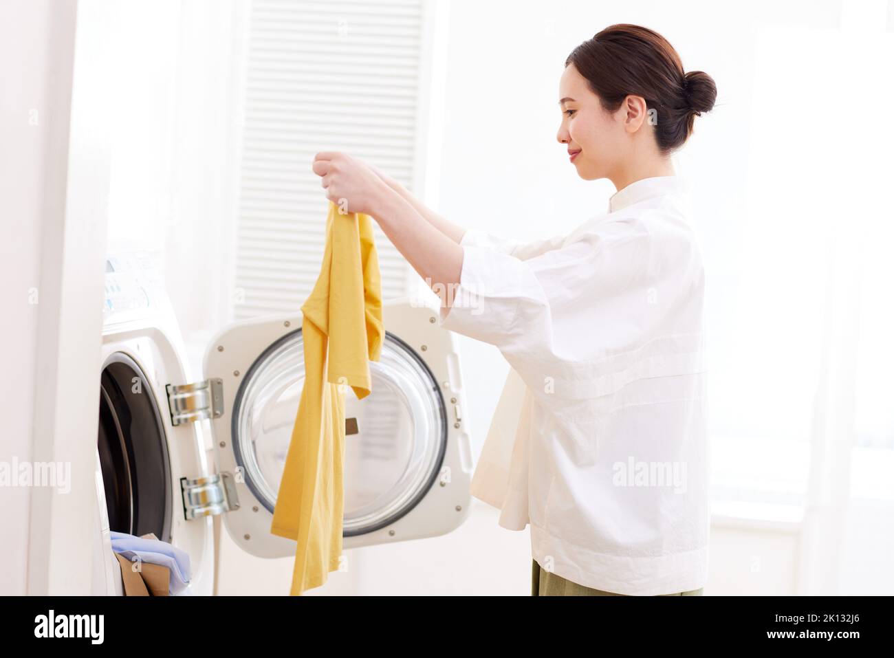 Japanese woman doing laundry at home Stock Photo - Alamy