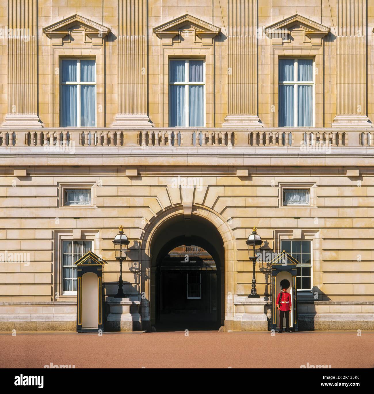 Guarding the queen of england hi-res stock photography and images - Alamy