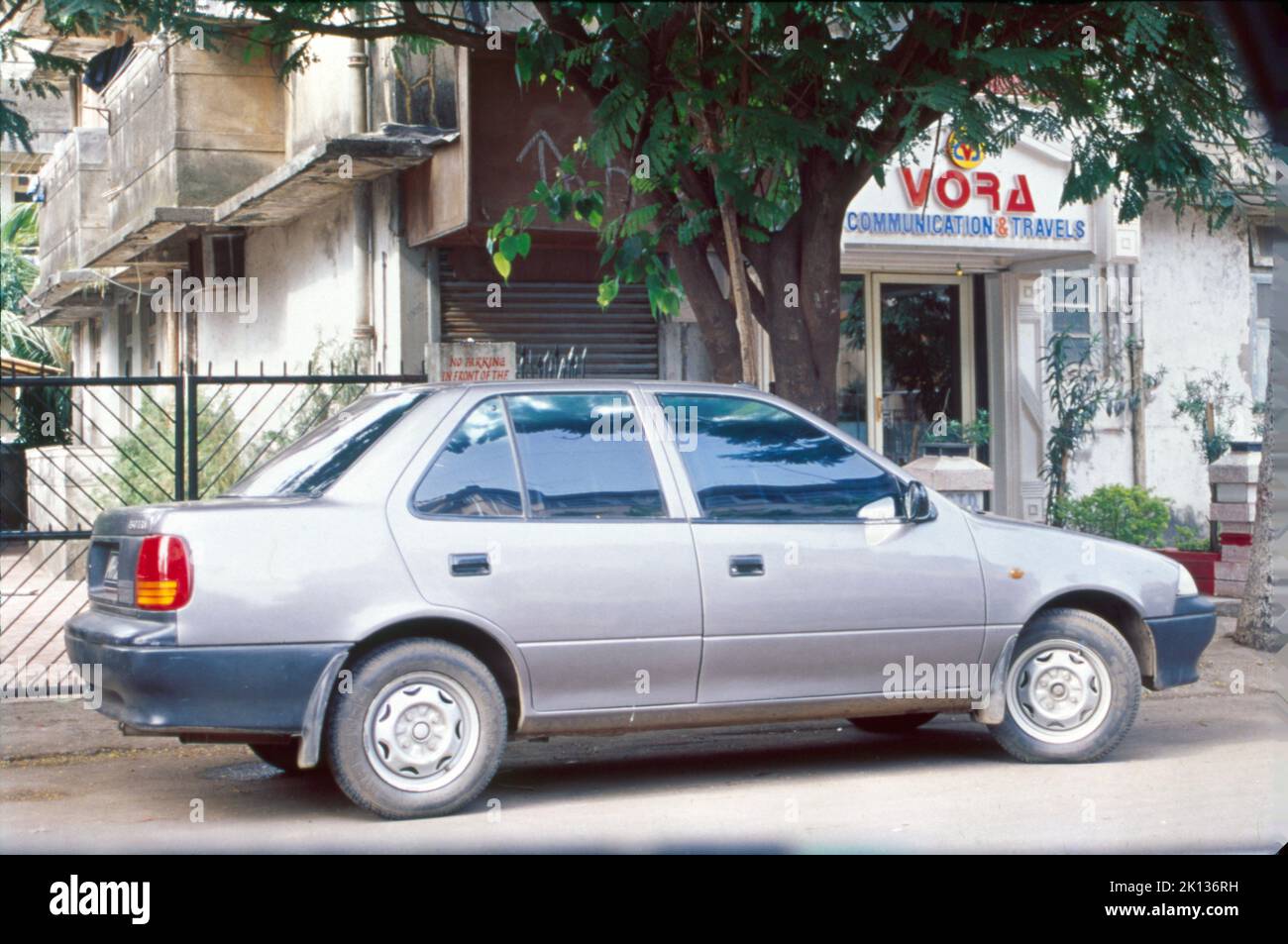 Car near house hi-res stock photography and images - Alamy