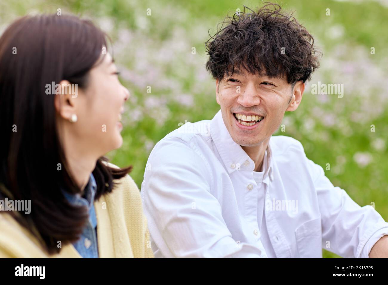 Japanese couple dating in Tokyo Stock Photo - Alamy