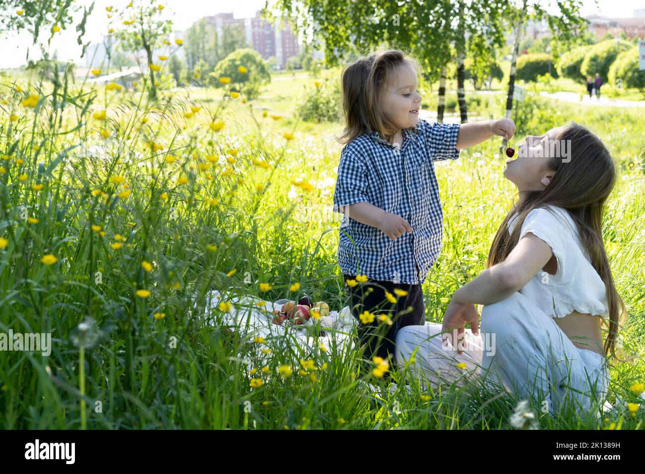 Kids playing park sister hi-res stock photography and images - Alamy