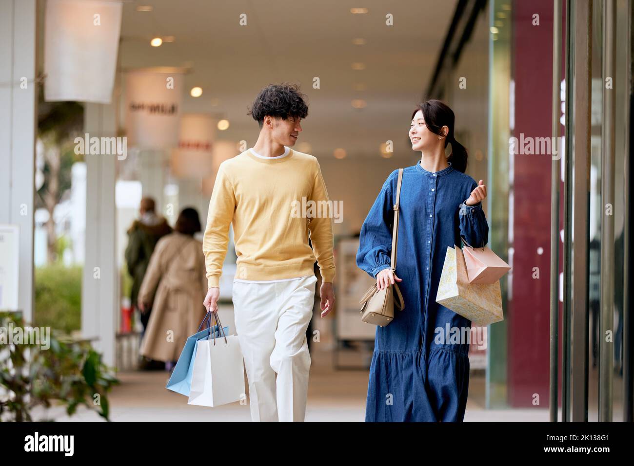 Japanese woman in one piece walking hi-res stock photography and images ...