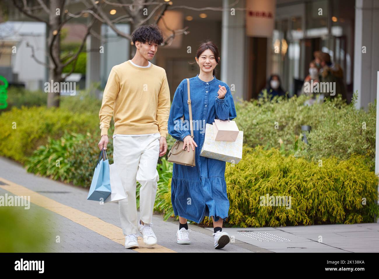 Japanese woman in one piece walking hi-res stock photography and images ...