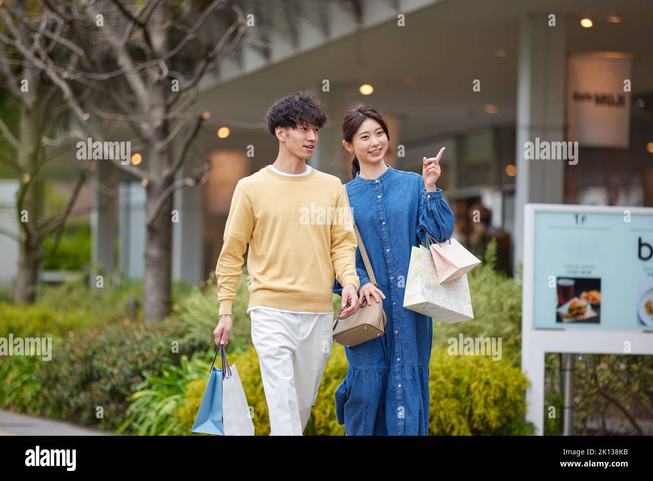 Japanese woman in one piece walking hi-res stock photography and images ...