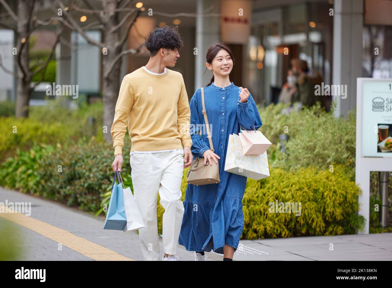 Japanese woman in one piece walking hi-res stock photography and images ...