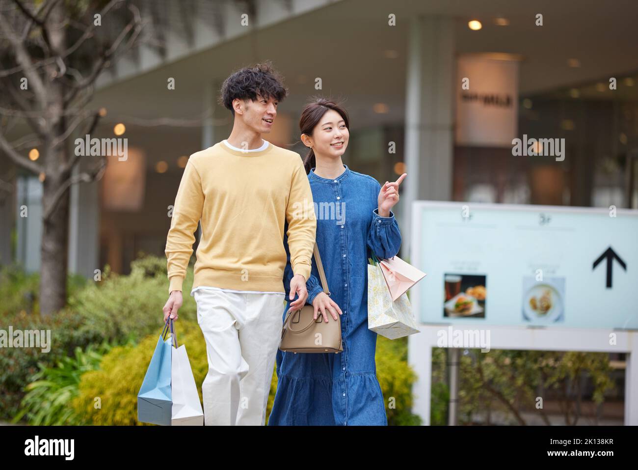 Japanese woman in one piece walking hi-res stock photography and images ...