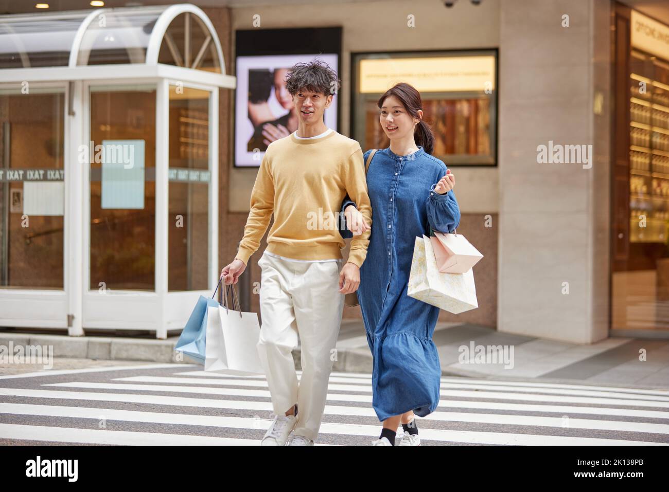 Japanese woman in one piece walking hi-res stock photography and images ...