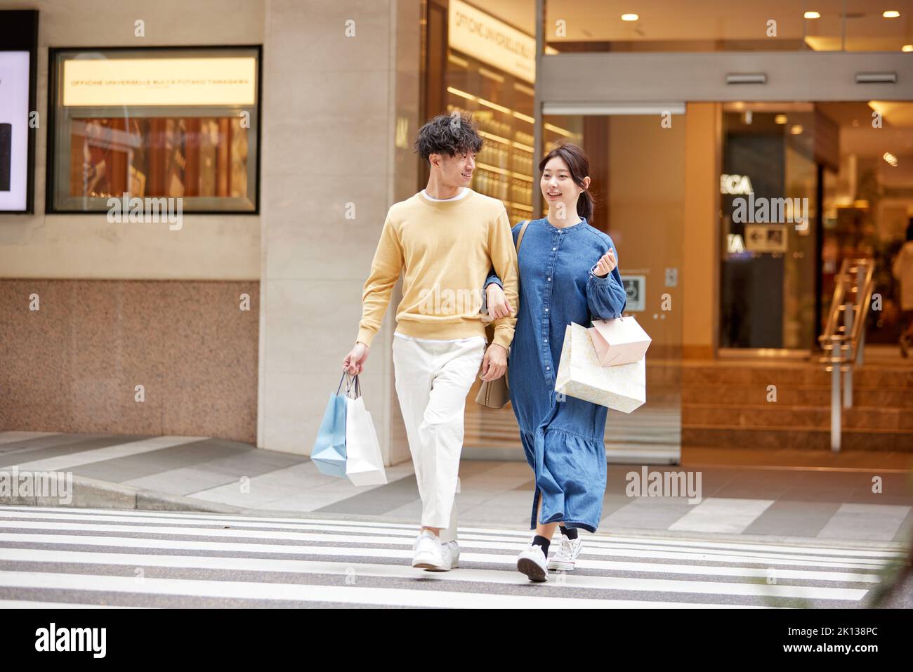 Japanese woman in one piece walking hi-res stock photography and images ...