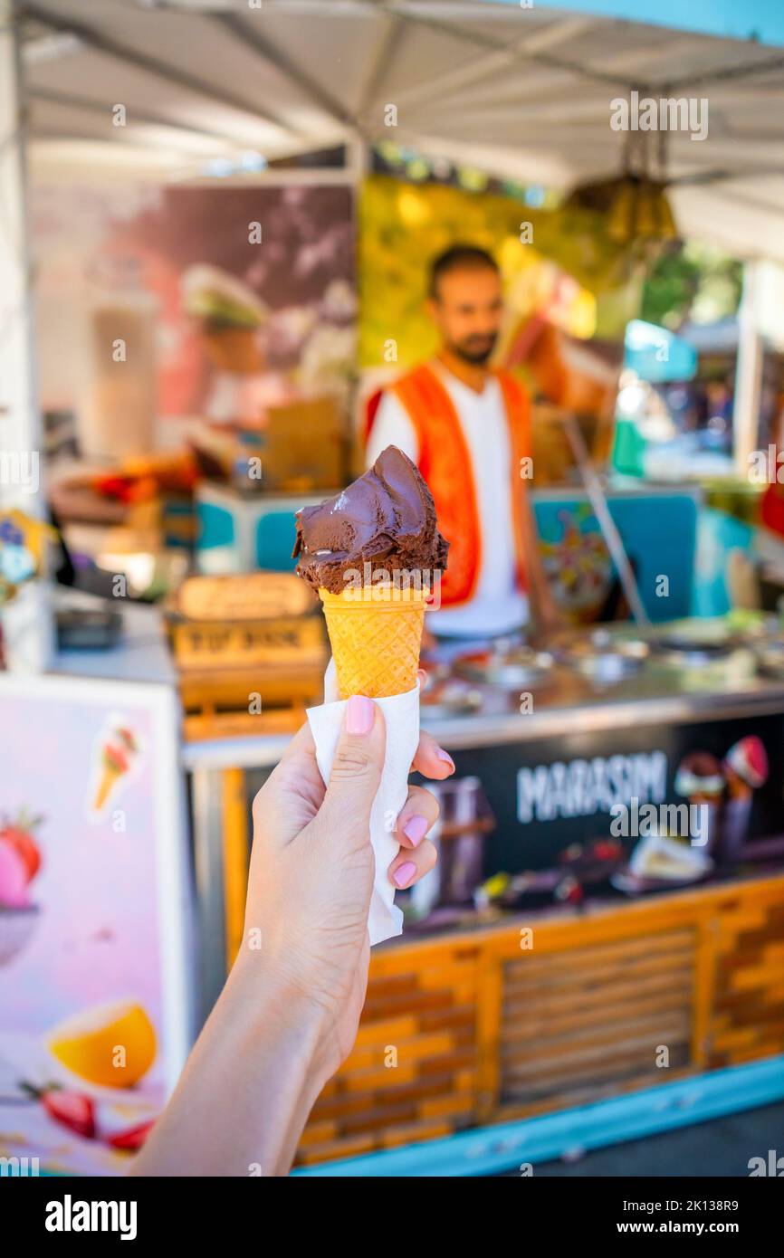 Dondurma vendor hi-res stock photography and images - Alamy