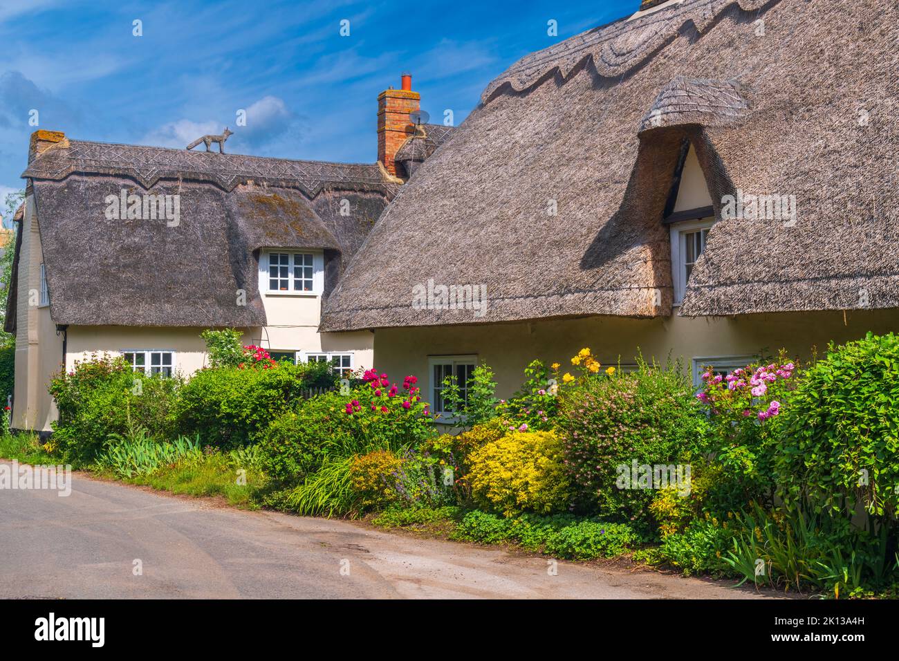Traditional thatched cottage, Wennington, Cambridgeshire, England ...