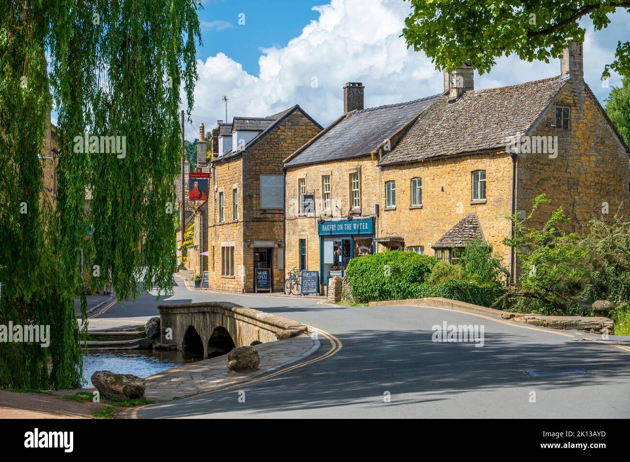 Village scene with bridge over River Windrush, Bourton-on-the-Water ...