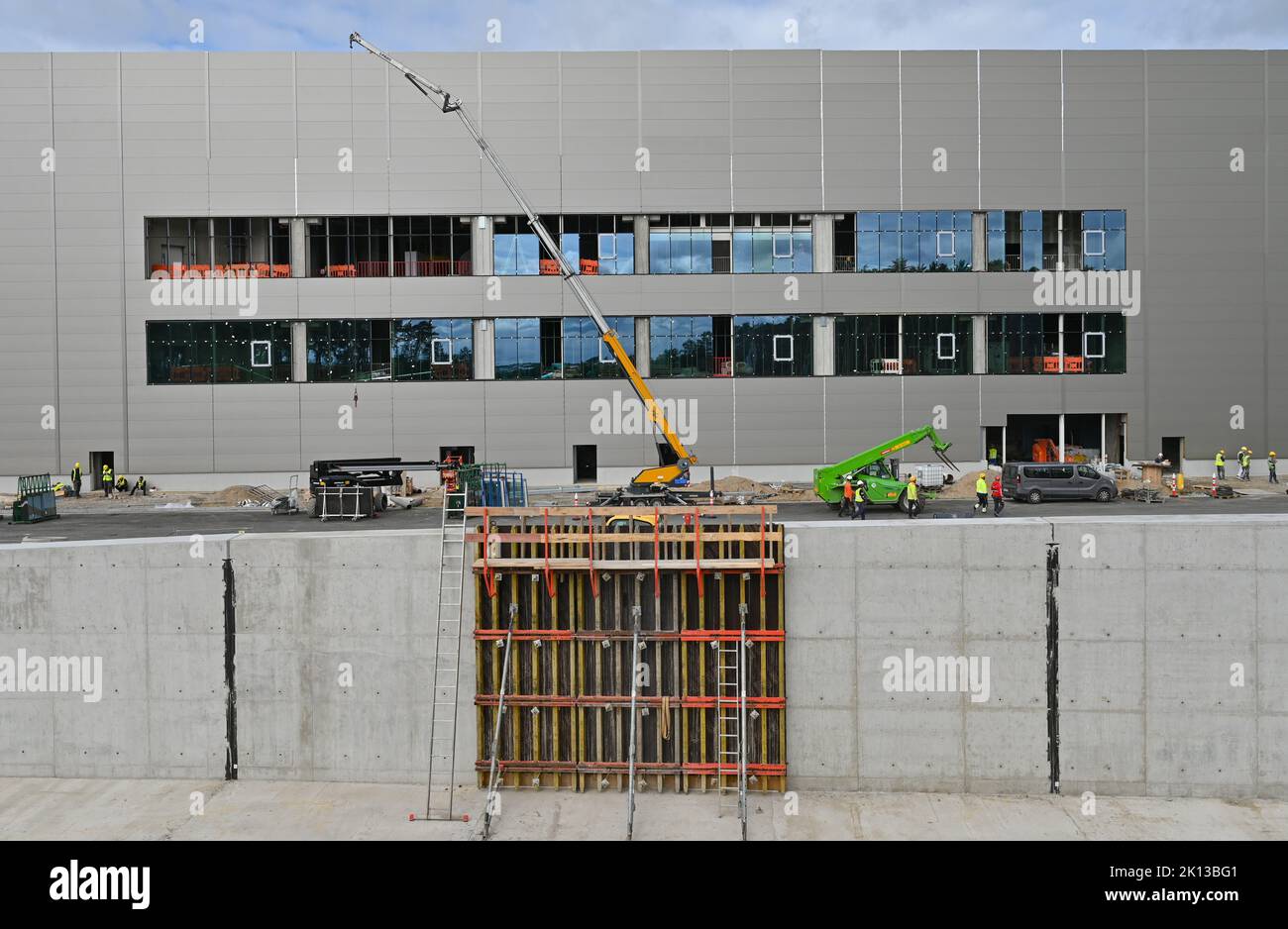 15 September 2022, Brandenburg, Grünheide: The construction site of the ...