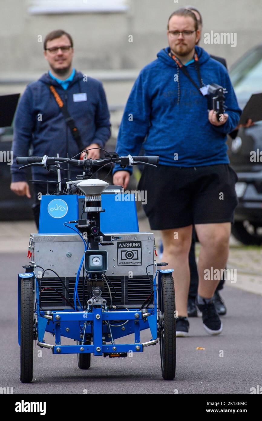 15 September 2022, Saxony-Anhalt, Magdeburg: The autonomous cargo bike ...
