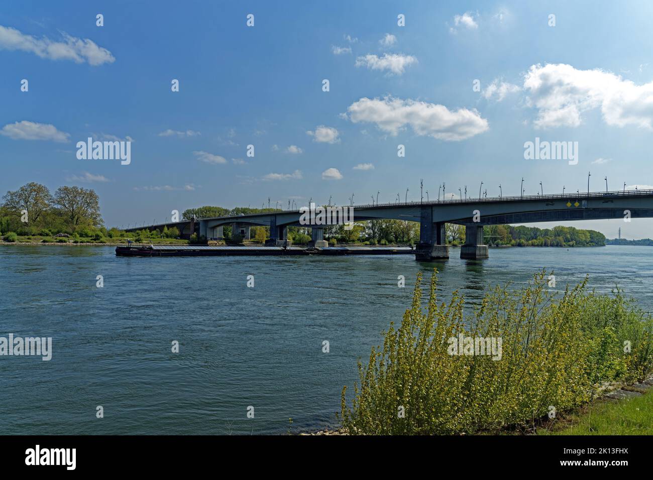 Fluß, Rhein, Nibelungenbrücke, Binnenschiff *** Local Caption ...