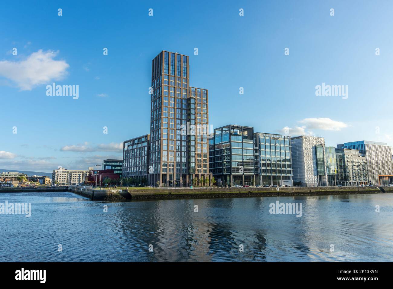 Glass offices modern glass buildings hi-res stock photography and ...