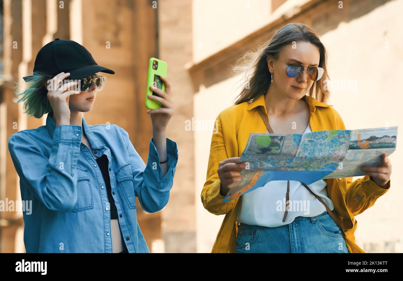 Mother daughter traveler map hi-res stock photography and images - Alamy