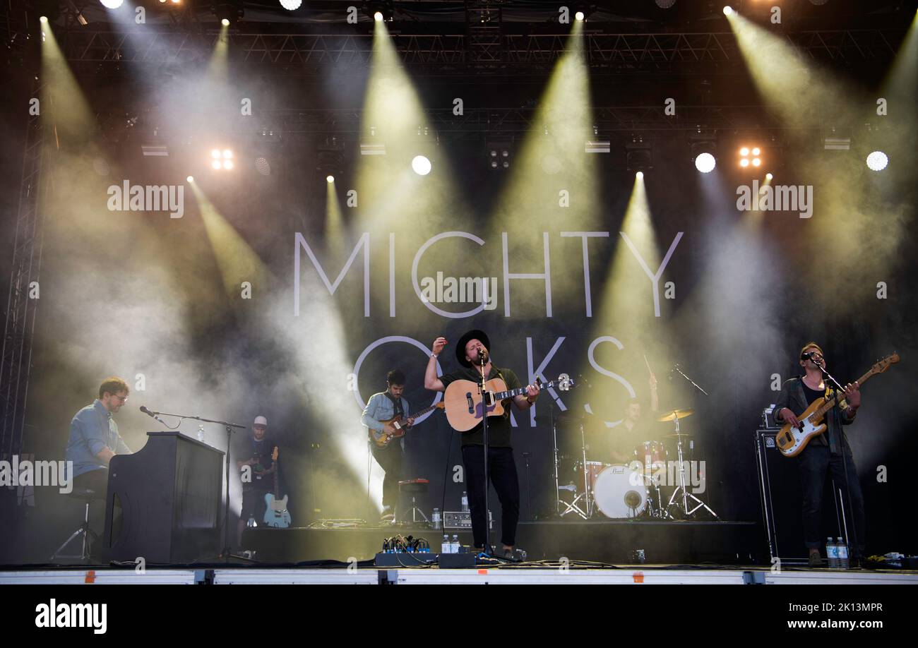 Mighty oaks singer hi-res stock photography and images - Alamy