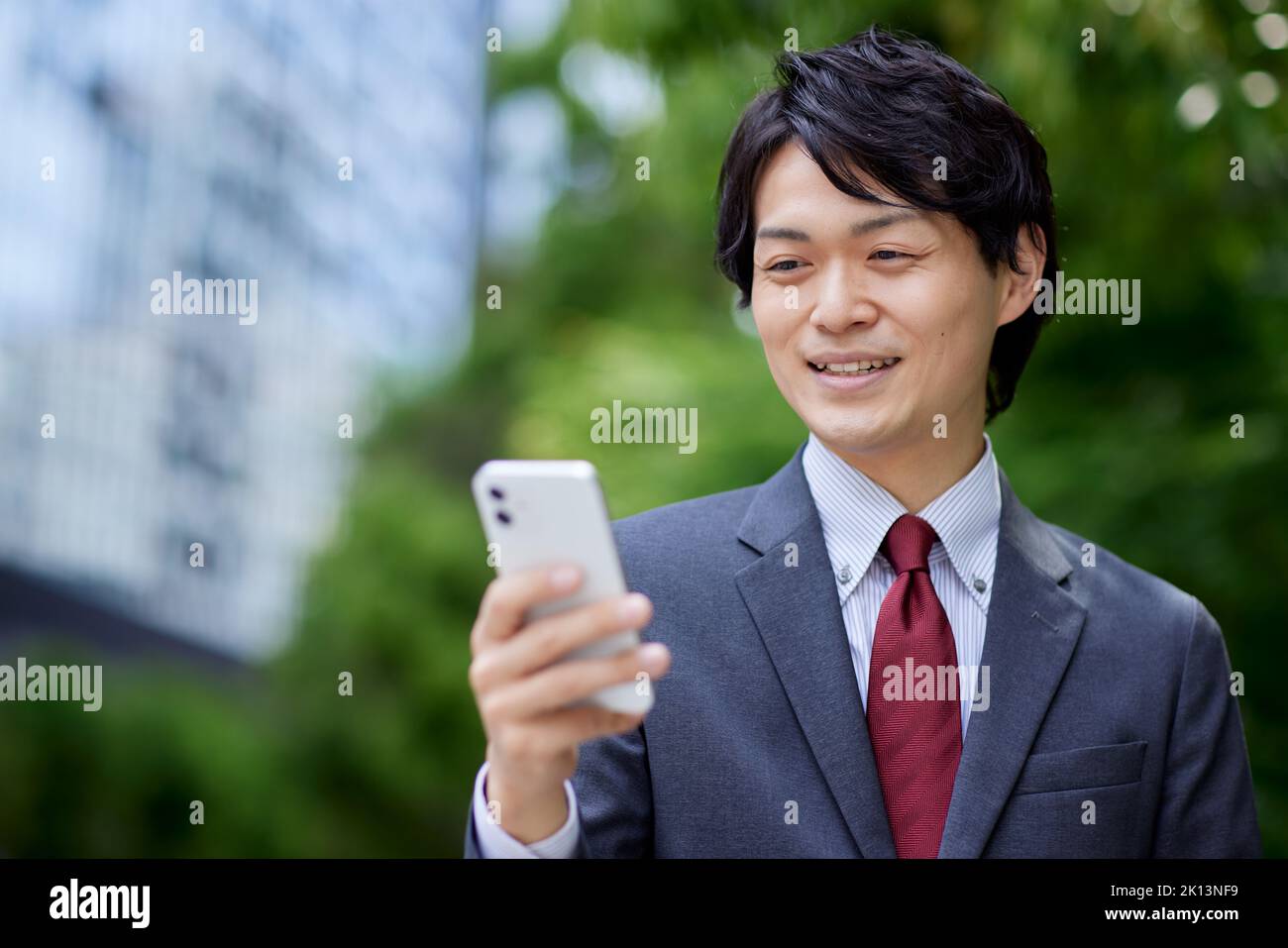 Japanese businessman using smartphone Stock Photo - Alamy