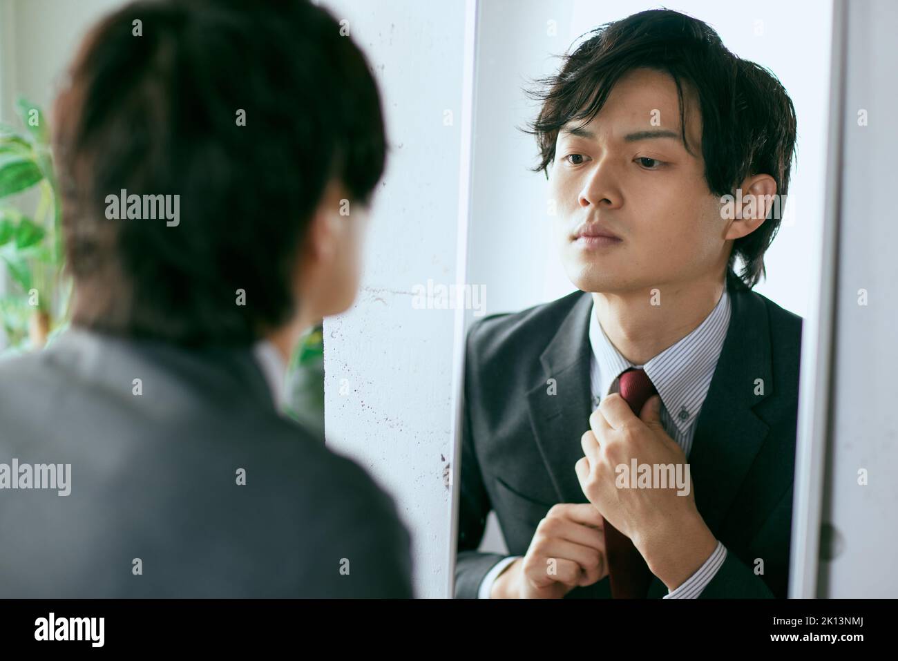 Asian man get ready mirror hi-res stock photography and images - Alamy