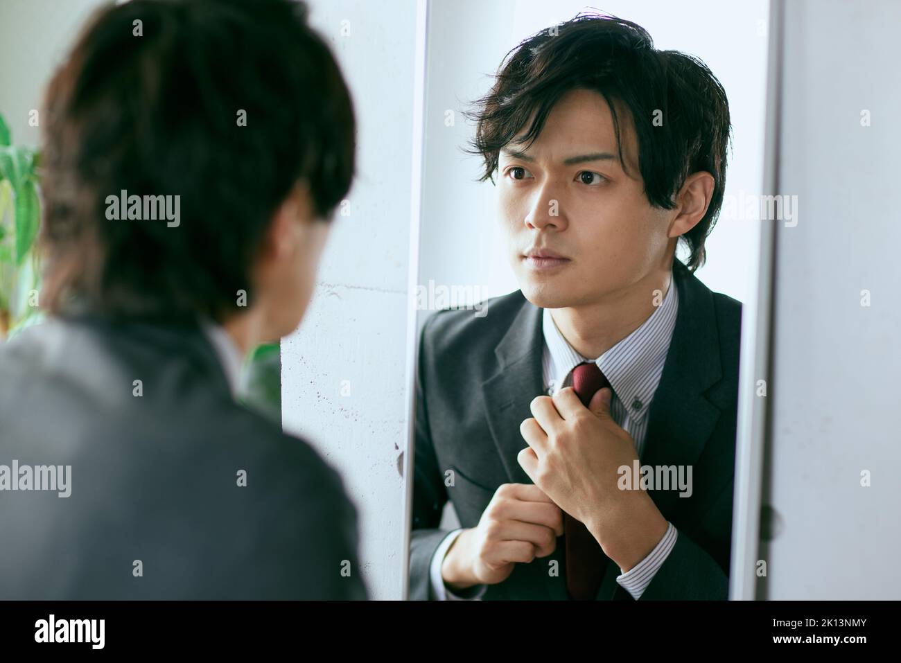 Asian man get ready mirror hi-res stock photography and images - Alamy