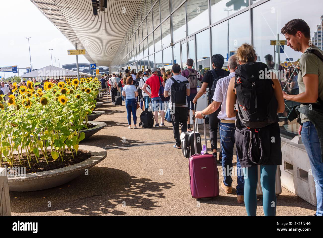 Airport security queue hi-res stock photography and images - Alamy