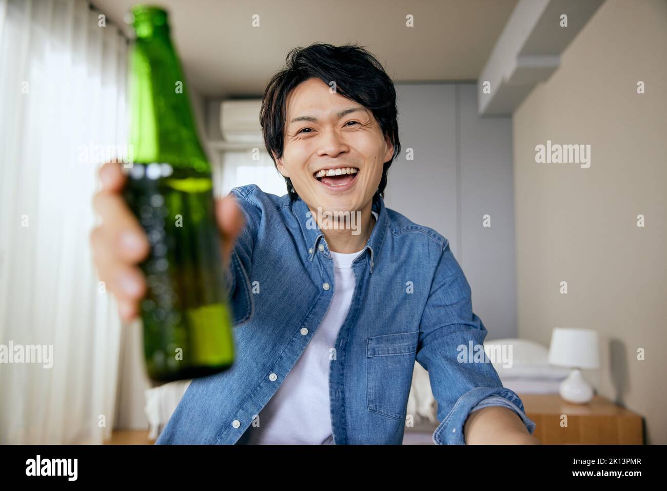 Online toasting hi-res stock photography and images - Alamy