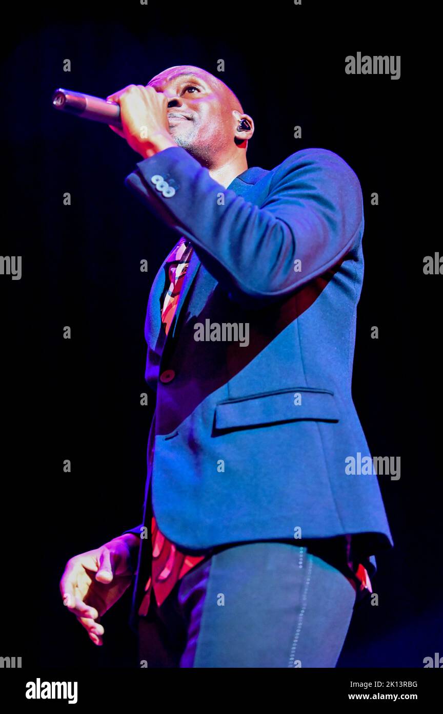 Tunde Baiyewu of The Lighthouse Family Performing on The Giants Of Soul ...