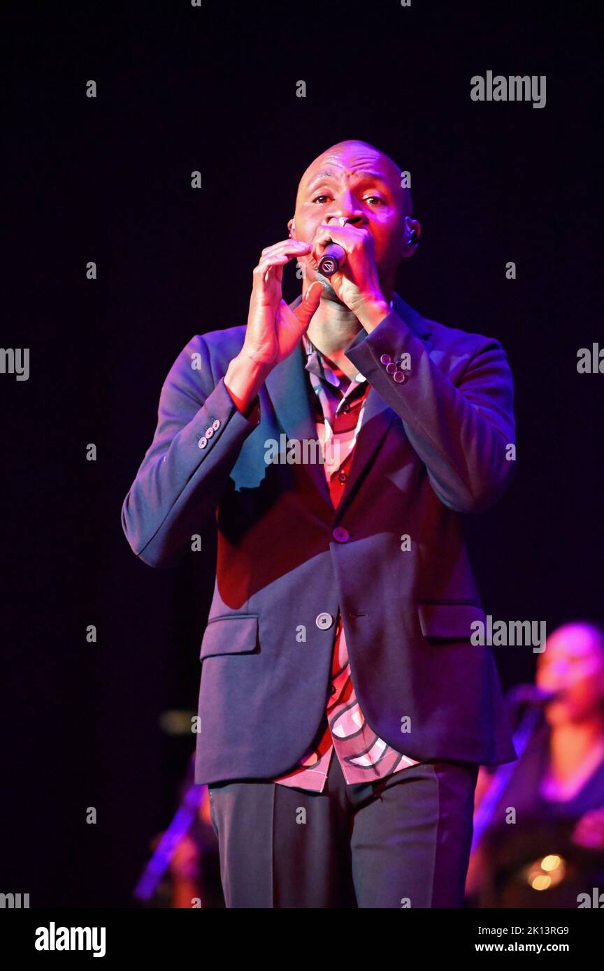 Tunde Baiyewu of The Lighthouse Family Performing on The Giants Of Soul ...