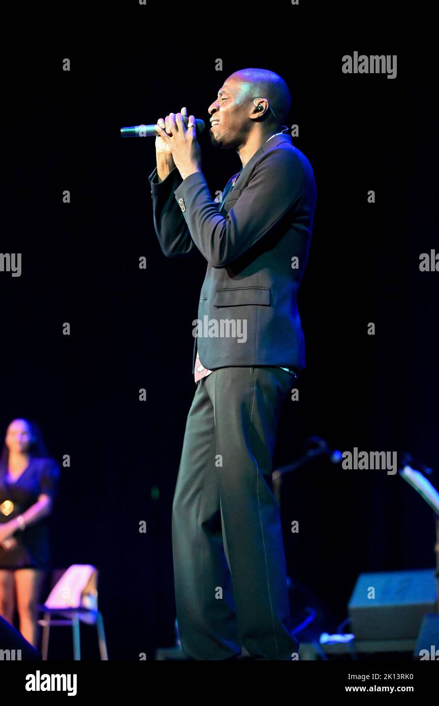 Tunde Baiyewu of The Lighthouse Family Performing on The Giants Of Soul ...