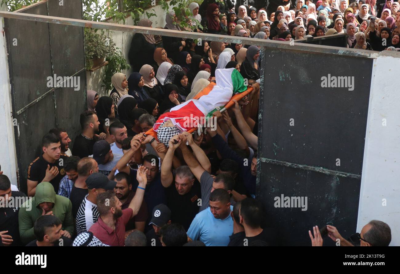 Jenin. 15th Sep, 2022. Mourners carry the body of Palestinian teenager ...