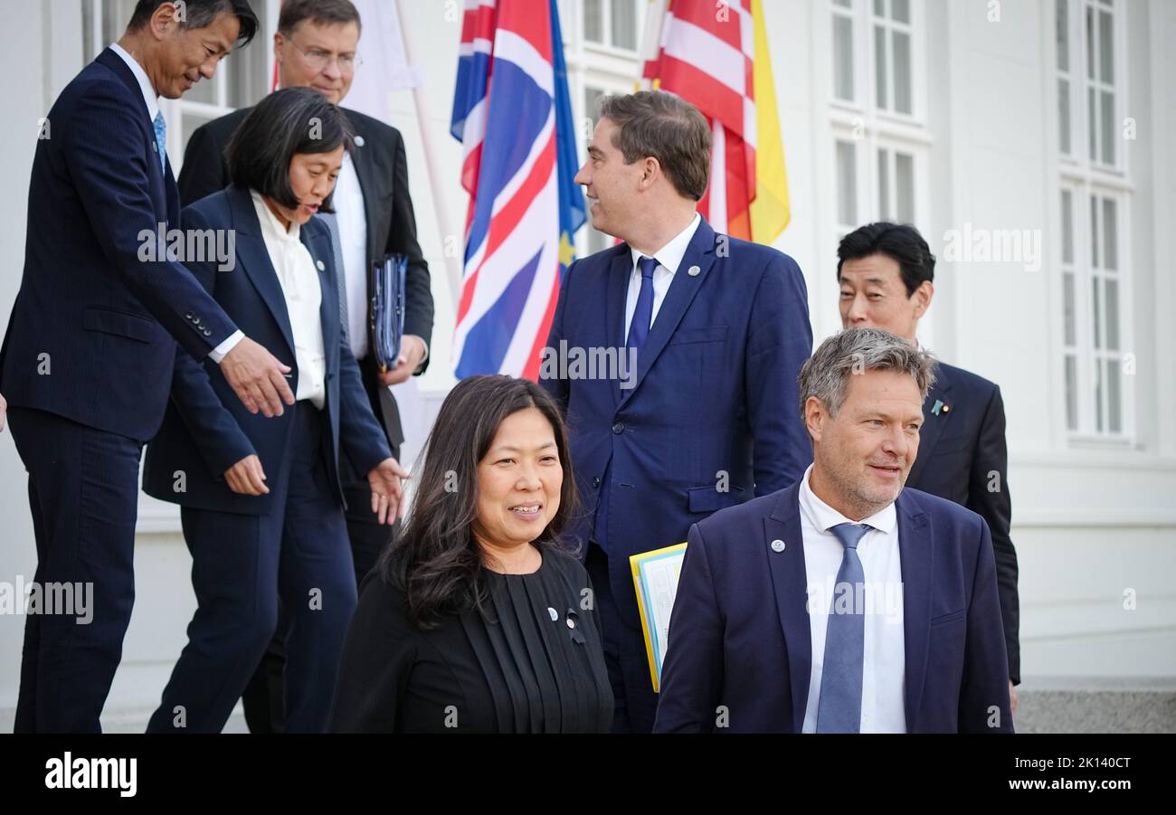 Mary kay representative hi-res stock photography and images - Alamy