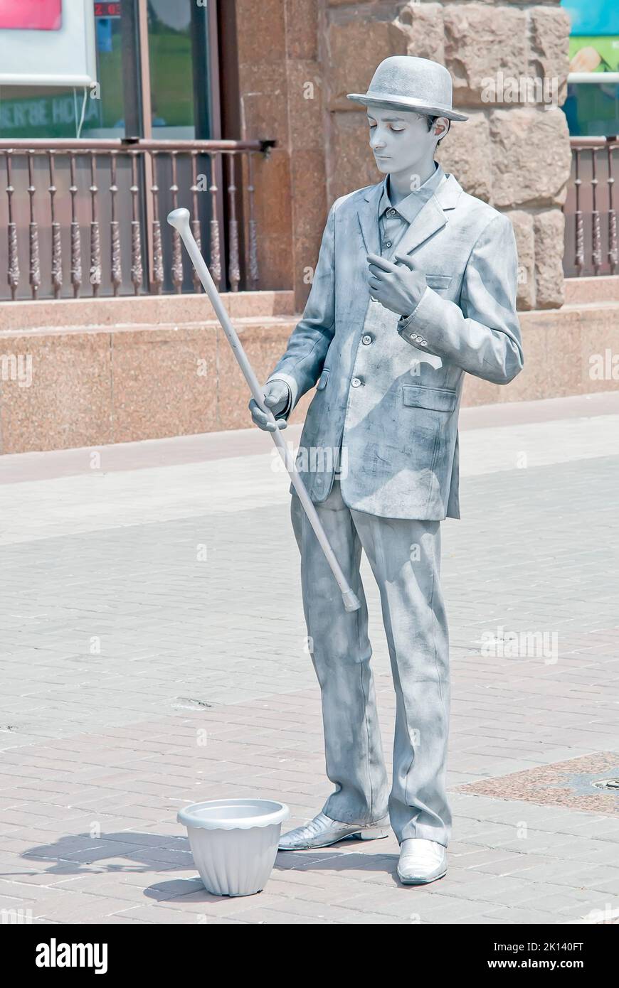 Bowler hat statue hi-res stock photography and images - Alamy