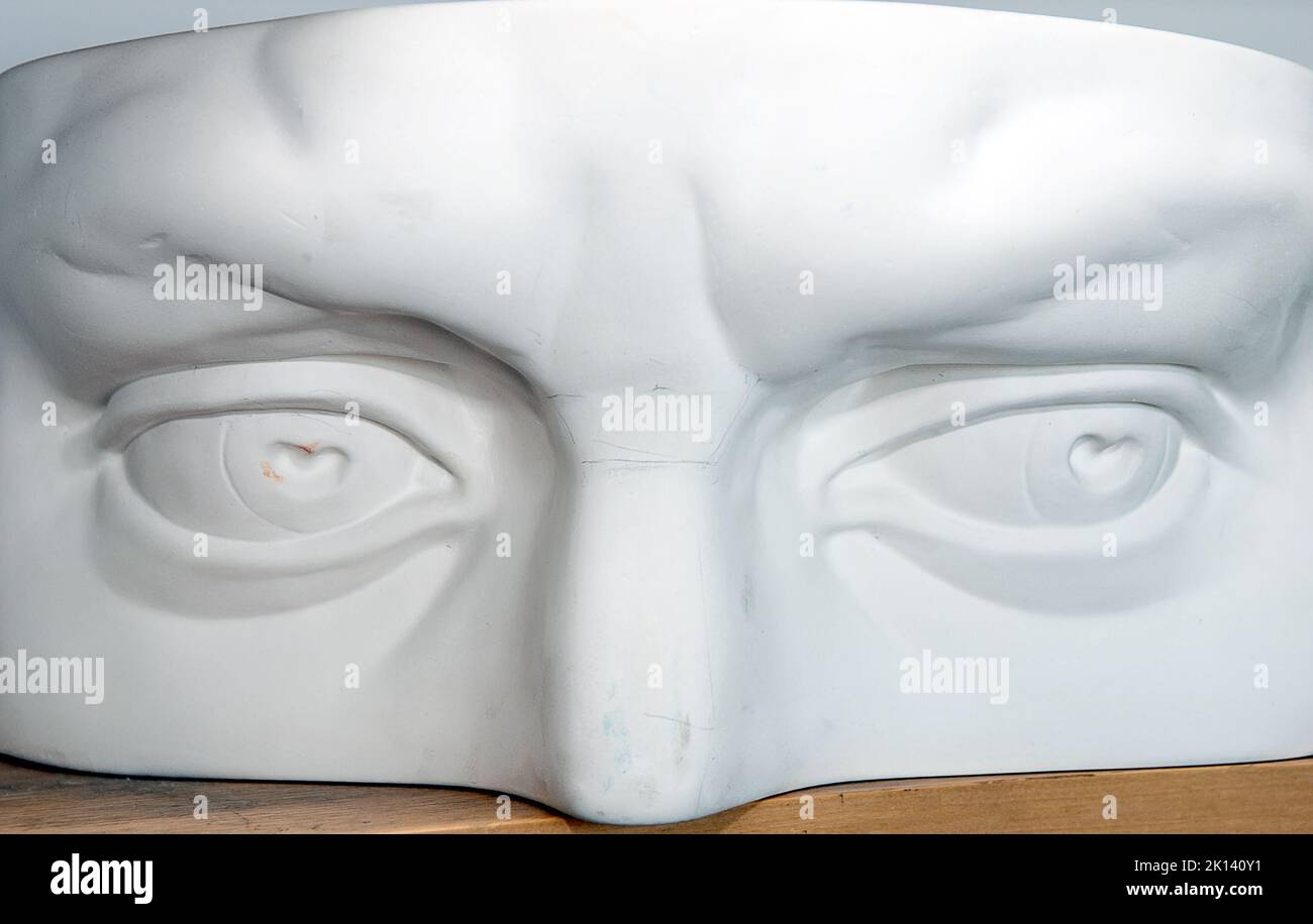 Plaster head model to learn to draw head on fine art lessons at studio Stock Photo - Alamy