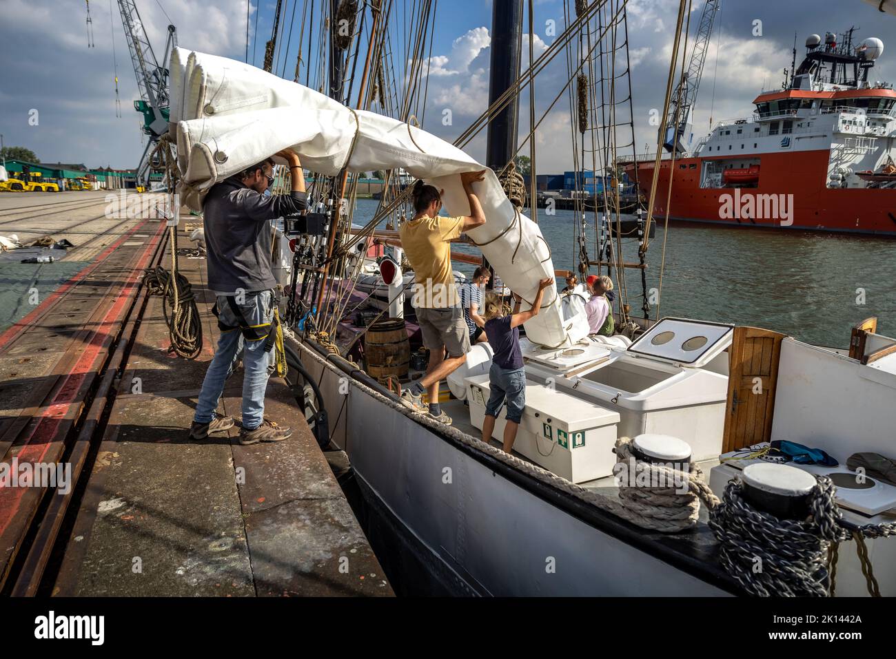 The cargo ship "Avontuur" from the German shipping company "Timbercoast ...