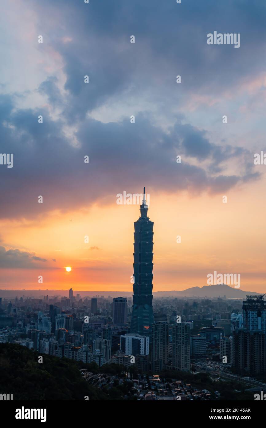 Sunset landscape of Xinyi District cityscape at Taipei, Taiwan Stock ...