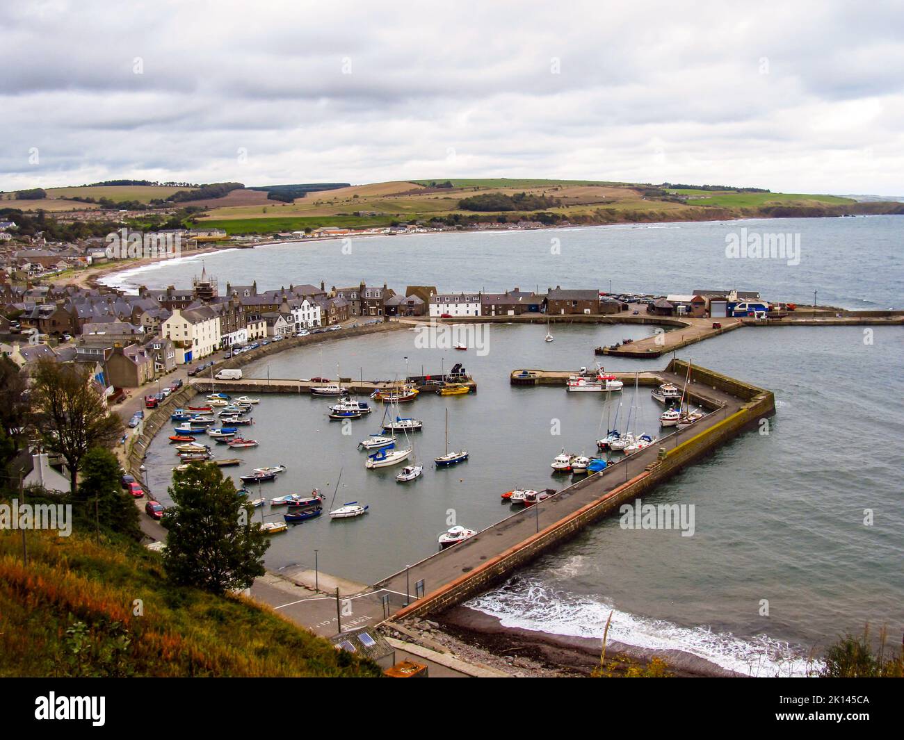 View over the harbor of the small fishing town of Stonehaven in ...