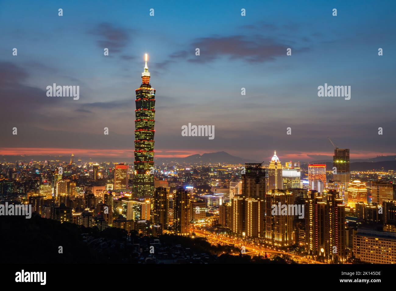 Sunset landscape of Xinyi District cityscape at Taipei, Taiwan Stock ...