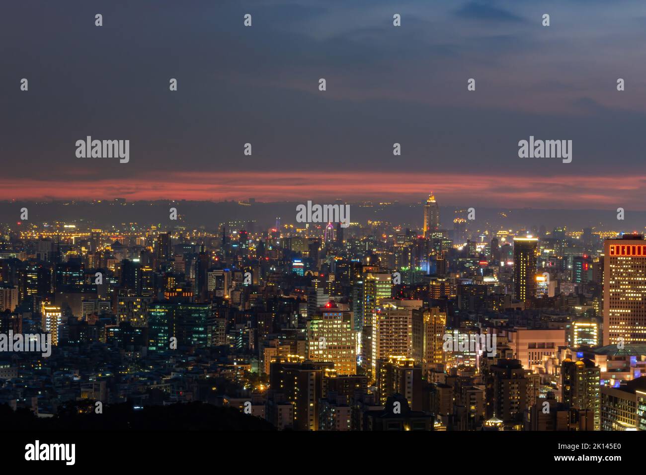 Sunset landscape of Xinyi District cityscape at Taipei, Taiwan Stock ...