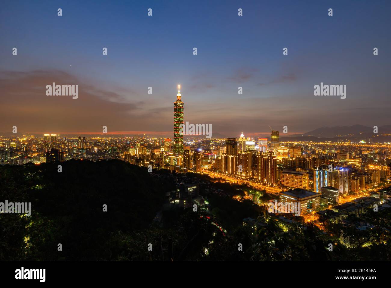 Sunset landscape of Xinyi District cityscape at Taipei, Taiwan Stock ...