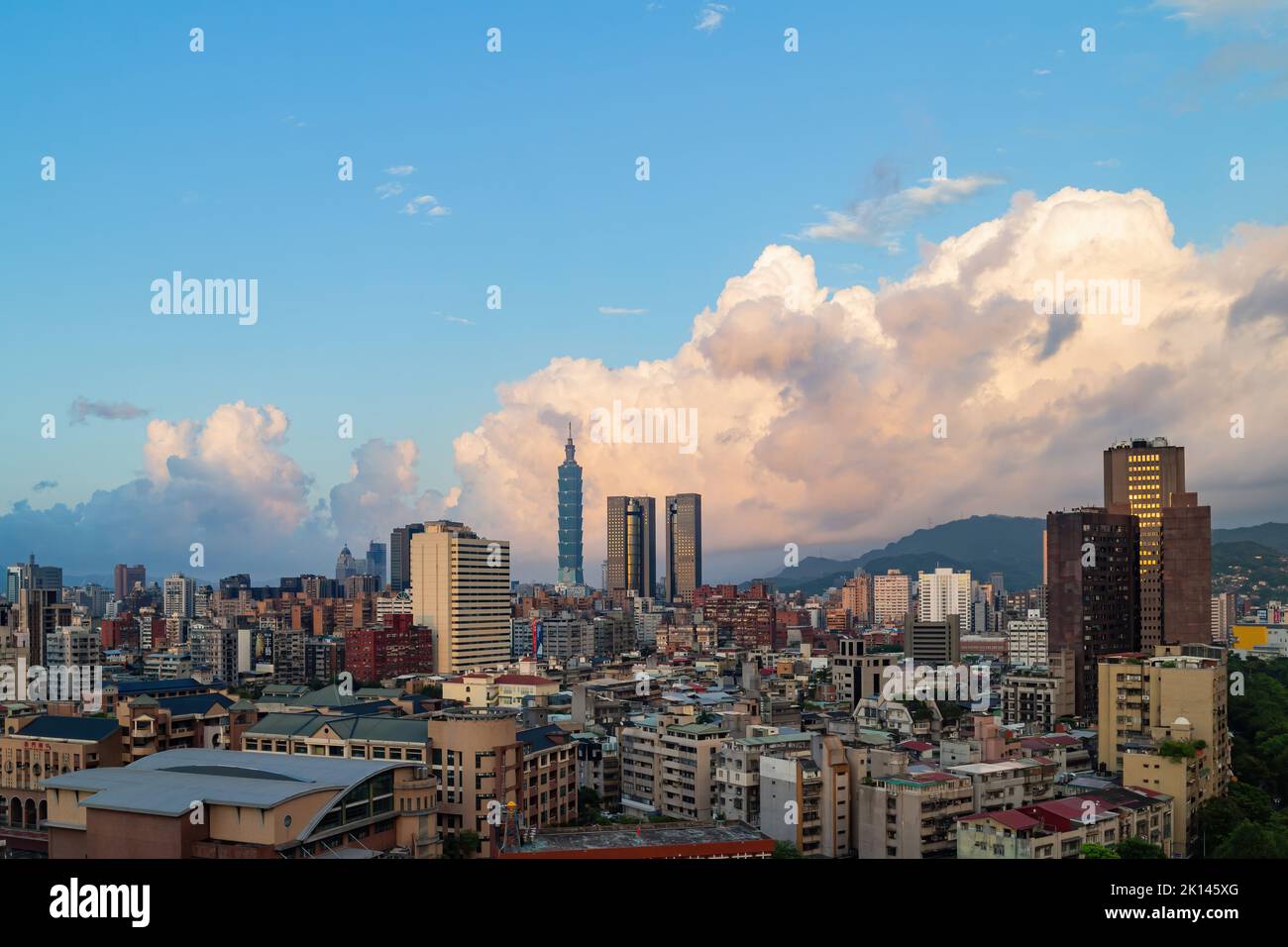 Aftrenoon sunny landsacpe of the cityscape of Daan District at Taipei ...