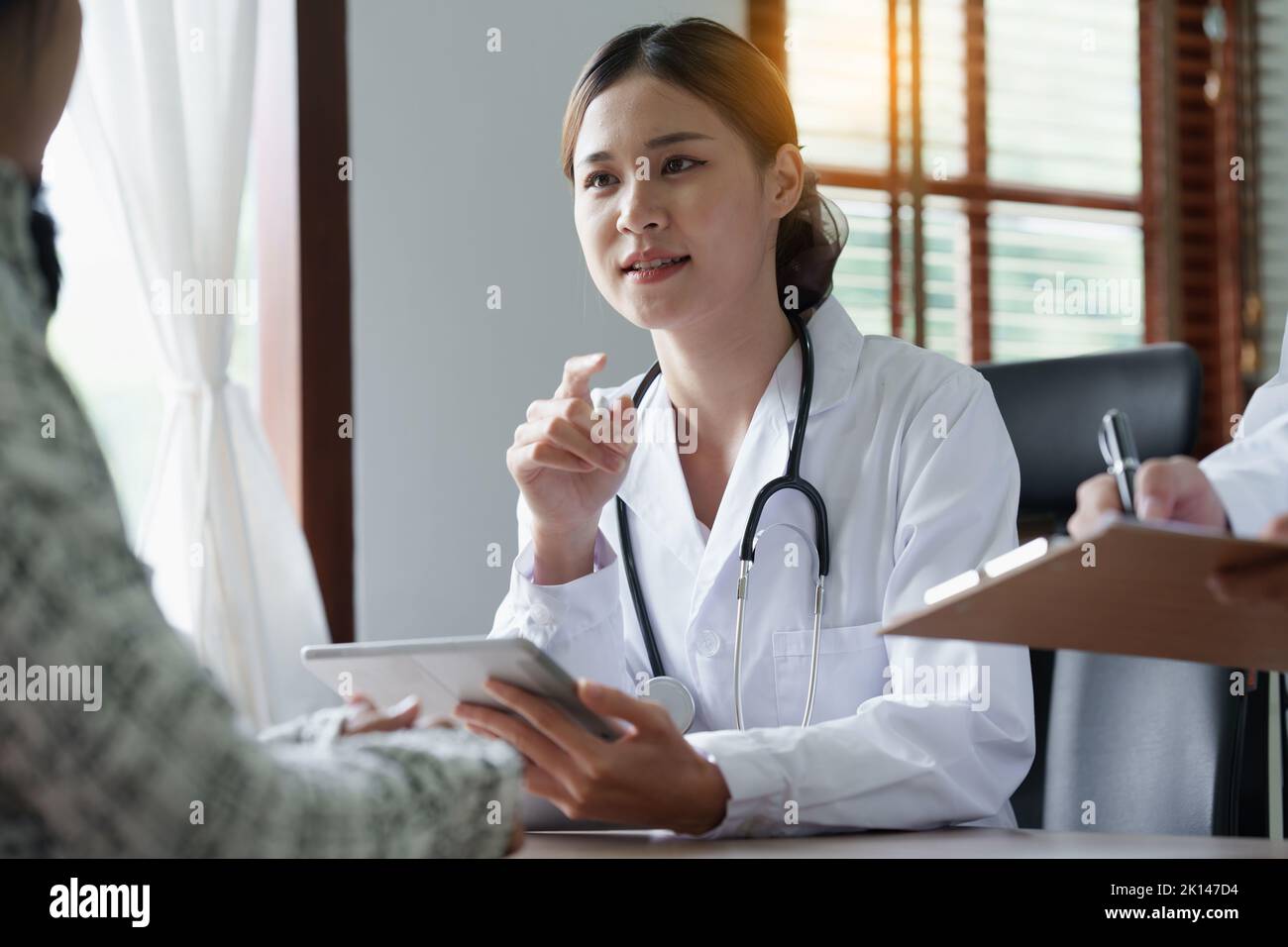 Doctor patient icon hi-res stock photography and images - Alamy