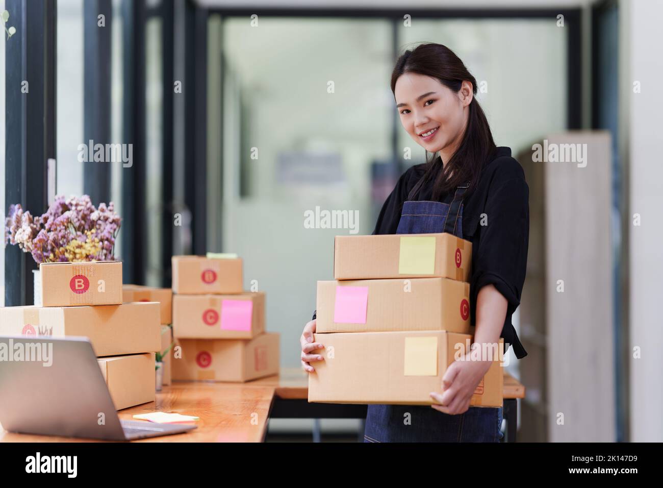 Small Business retail market and online sell marketing delivery, SME e ...