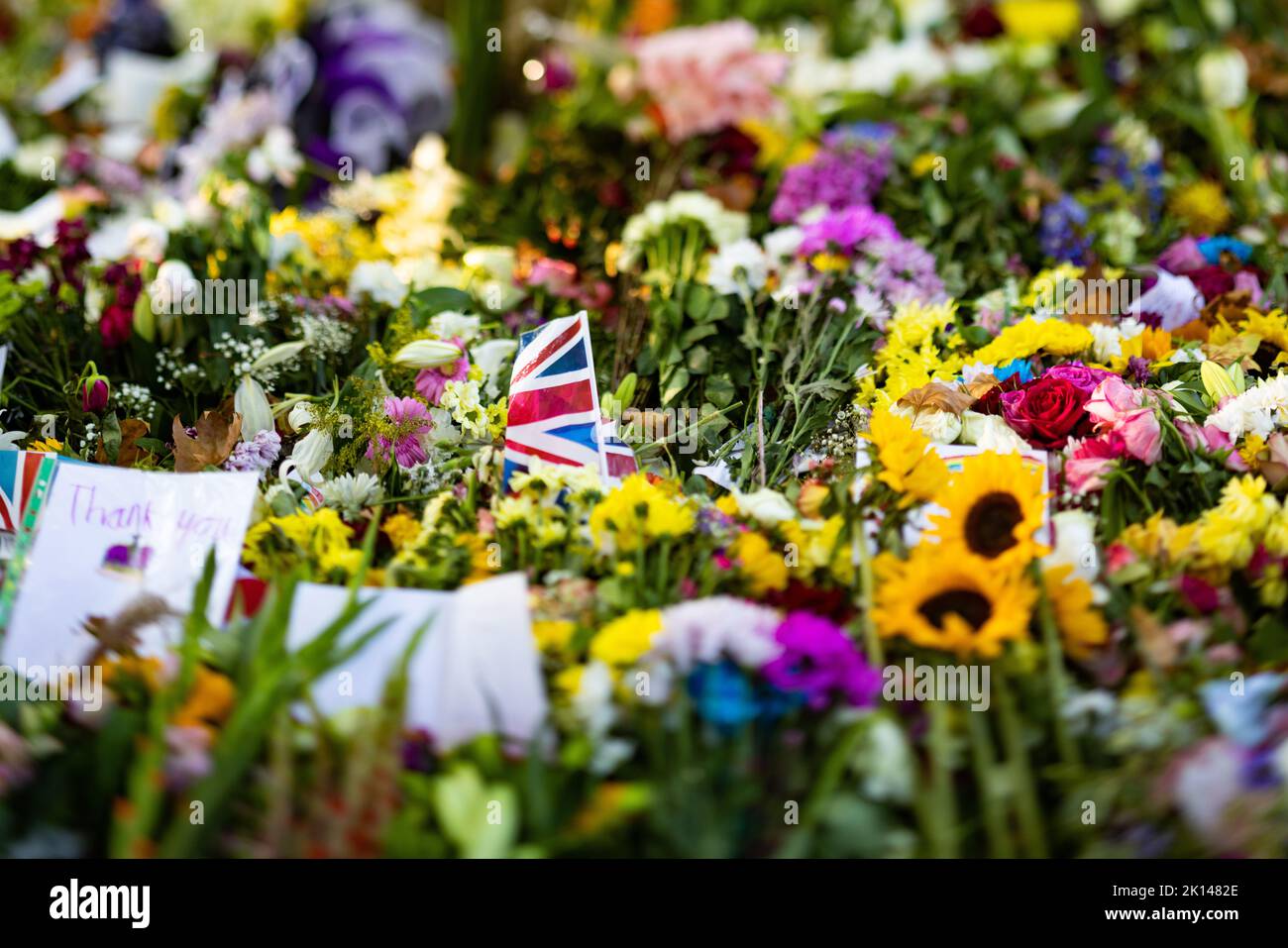 Floral tributes to hm the queen hi-res stock photography and images - Alamy
